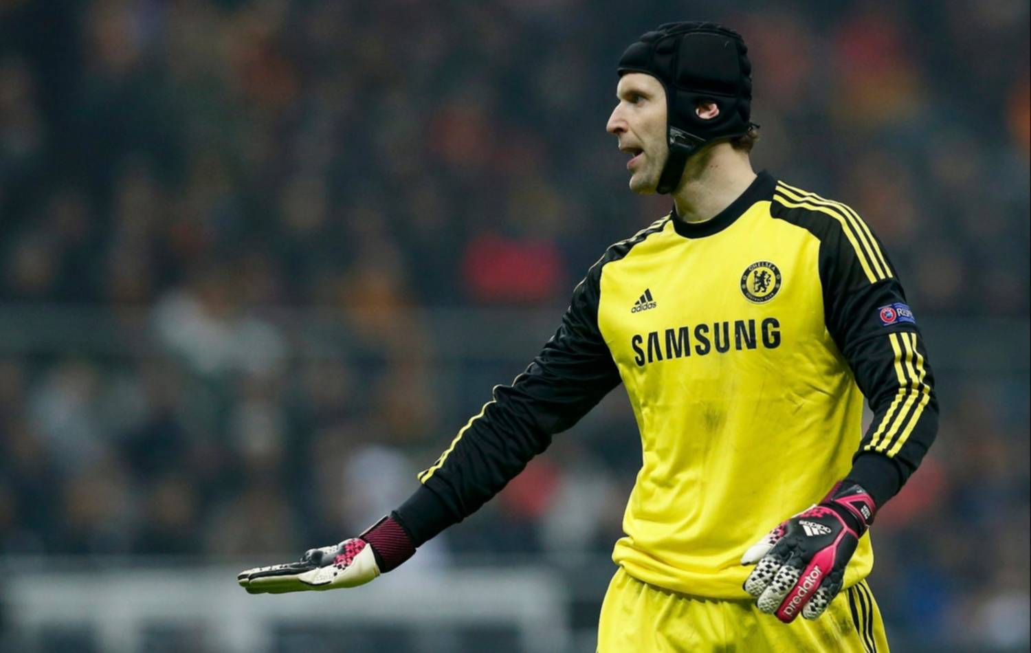 Video: el checo Petr Cech anunció su retiro, ¿por qué utilizó casco ...