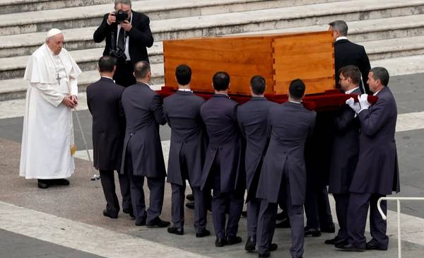 En vivo: el papa Francisco preside el funeral de Benedicto XVI - La Nueva