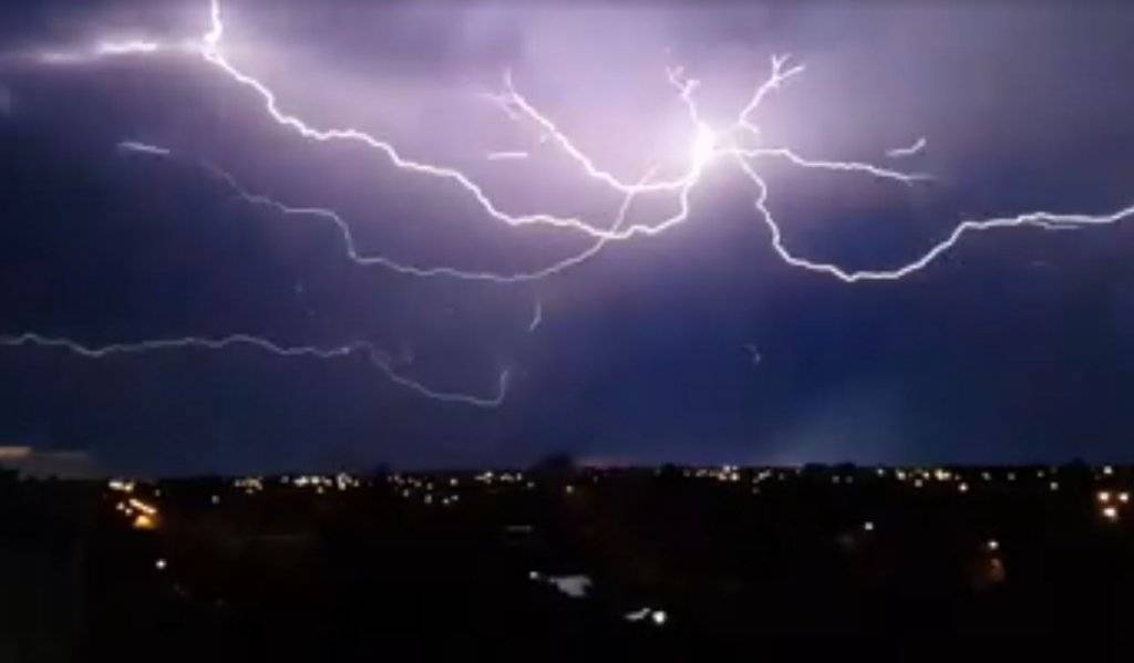 El cielo bahiense lleno de rayos: mirá el video de la tormenta de ayer