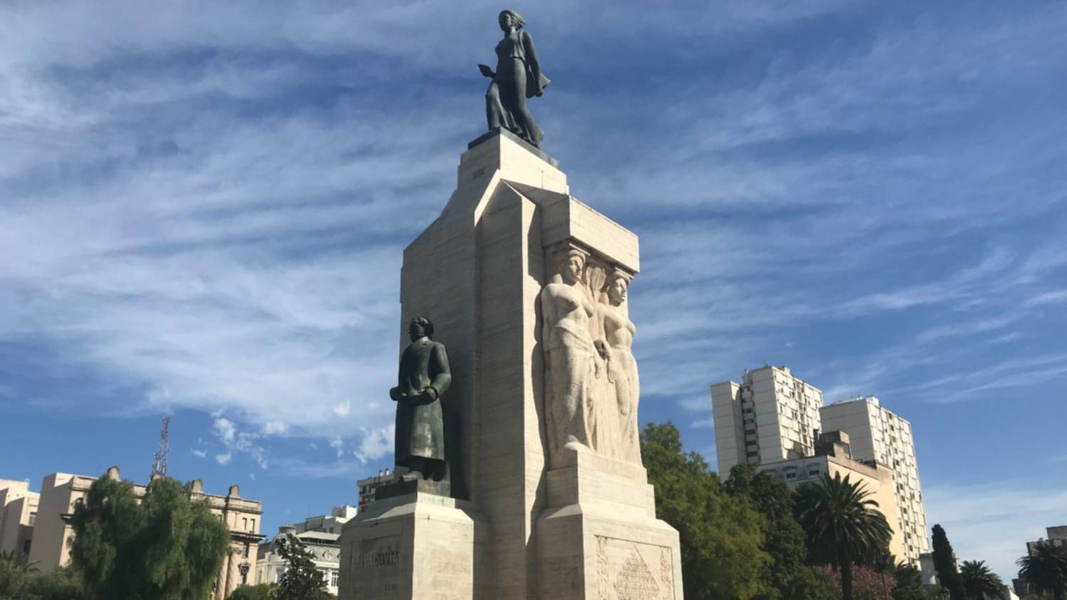 5 puntos de la plaza Rivadavia que tenés que conocer