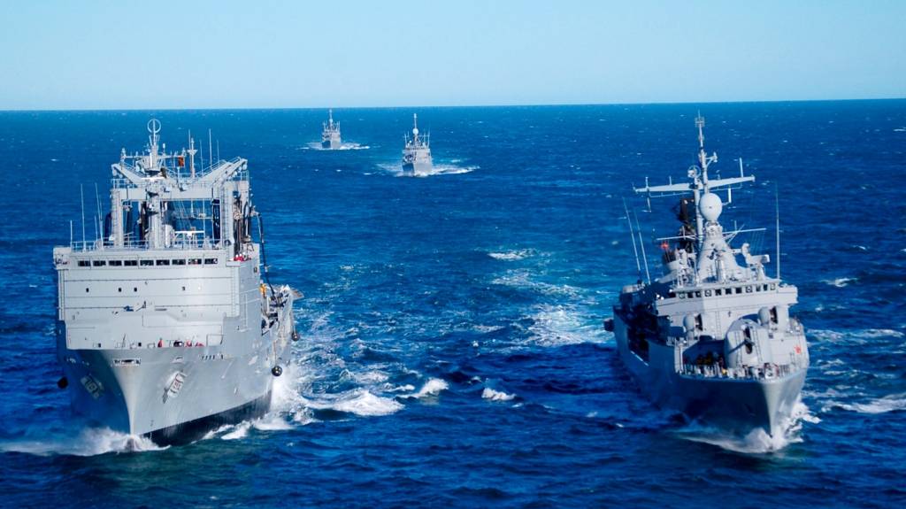 La Armada ofrece desarrollo profesional para ingenieros