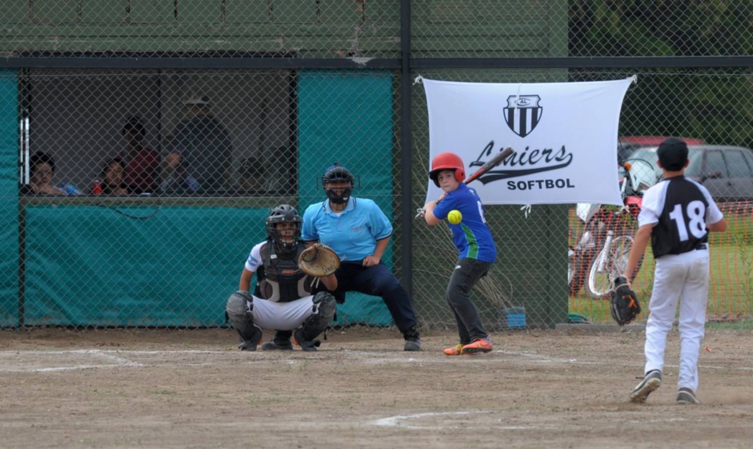 Liniers ya puede lucir con orgullo su cancha de sóftbol
